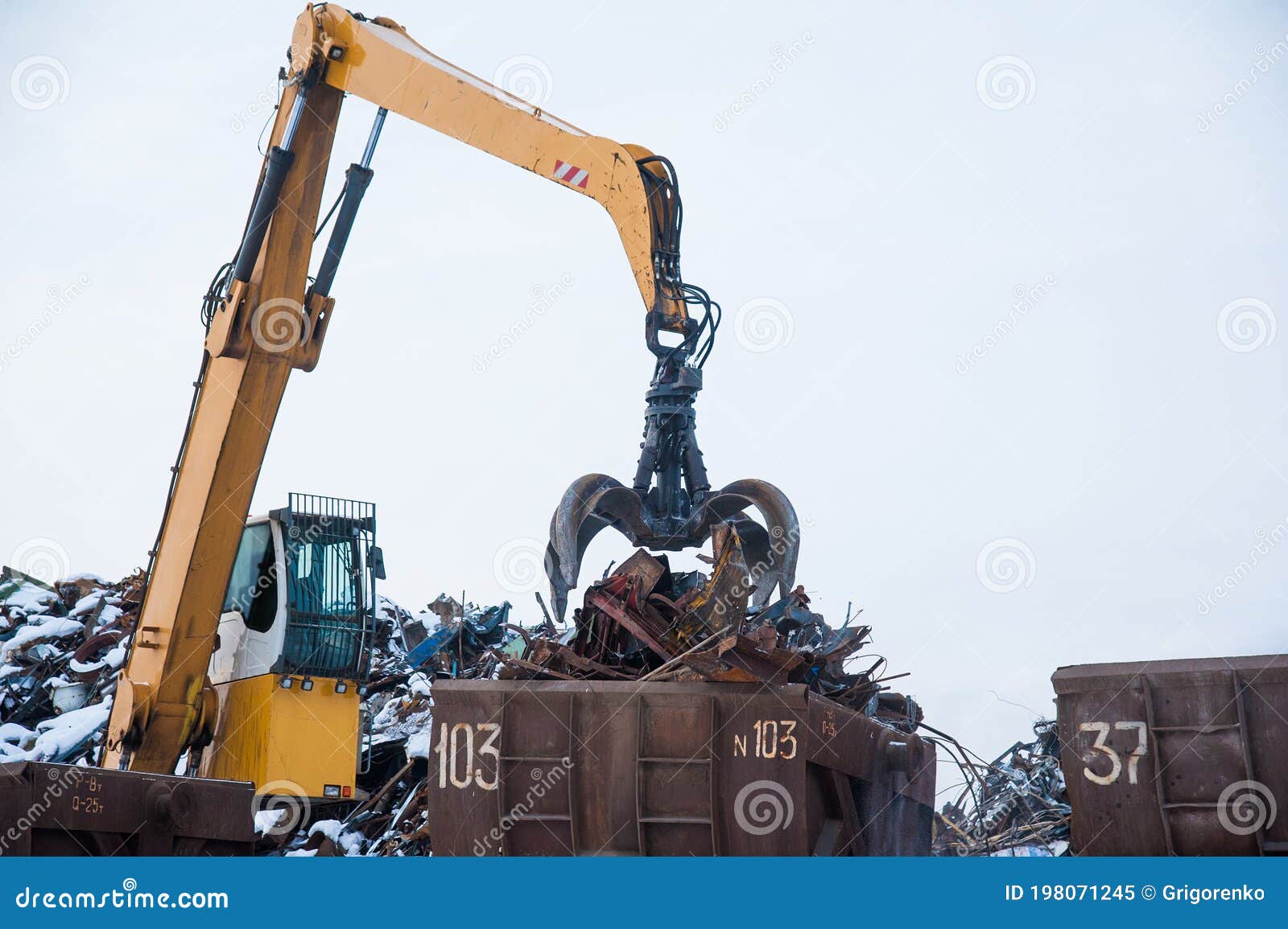 Crane-loading Scrap in a Train Stock Image - Image of waste, loading ...