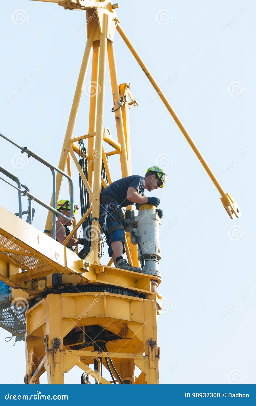 Crane removal workers editorial image. Image of motor - 98932300