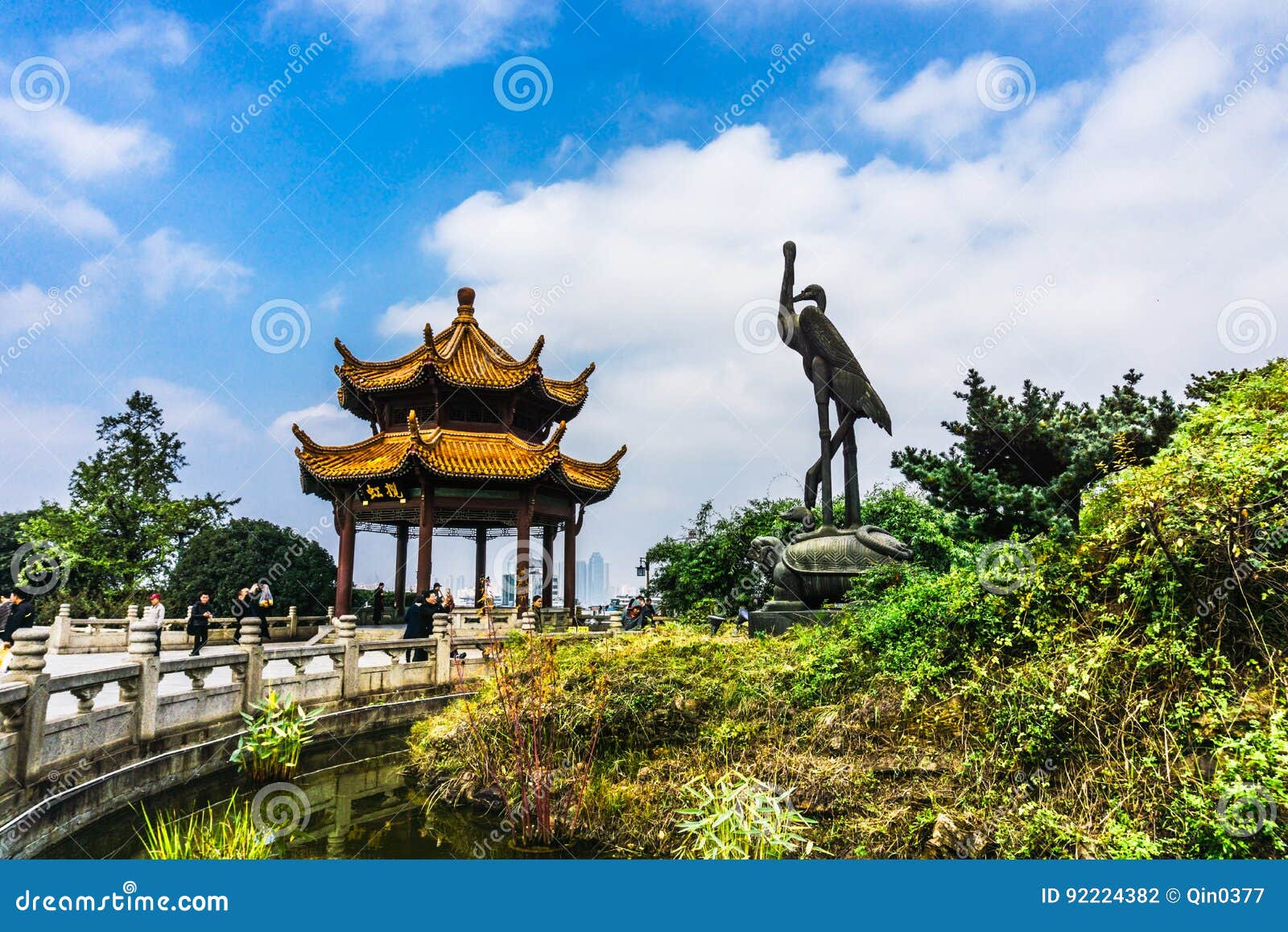 Crane Tower Amarillo En Wuhan Fotografía editorial - Imagen de batalla ...
