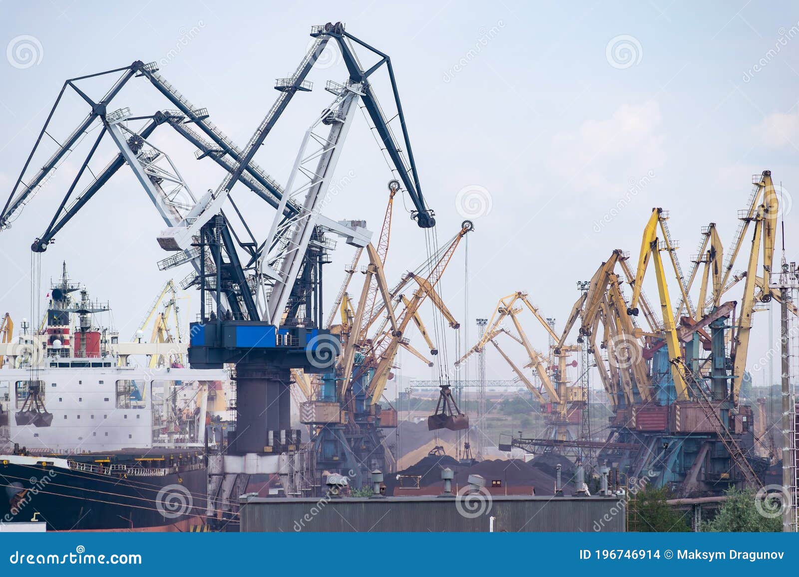 Cranes loading ship editorial stock image. Image of ship - 196746914