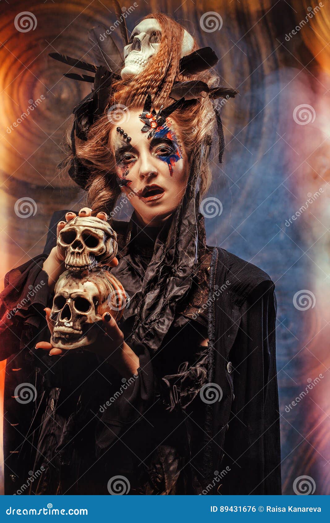 Cranio Hloding Della Giovane Strega Luminoso Componga E Fumi Il Tema Di ...