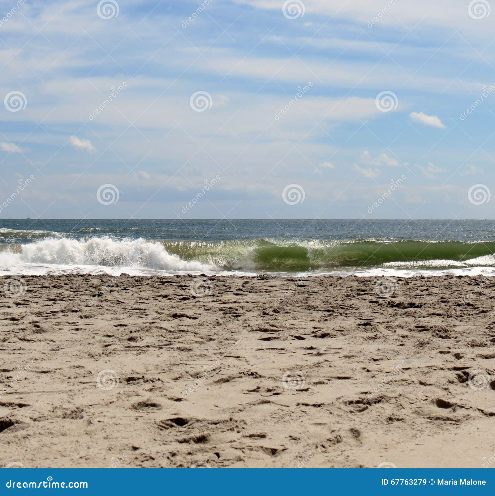 Crashing Ocean Waves on a Sandy Beach Stock Image - Image of scene ...