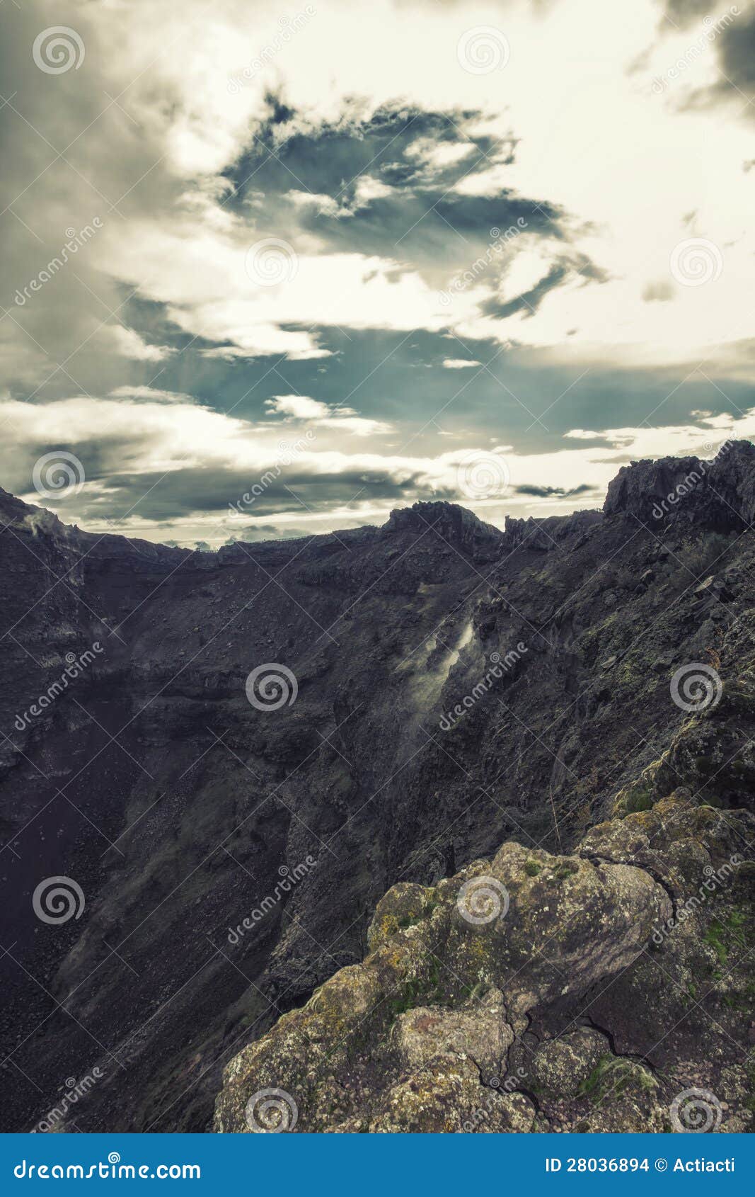Crat?re De Volcan De Vesuvio Photo stock - Image du repère, mottes ...