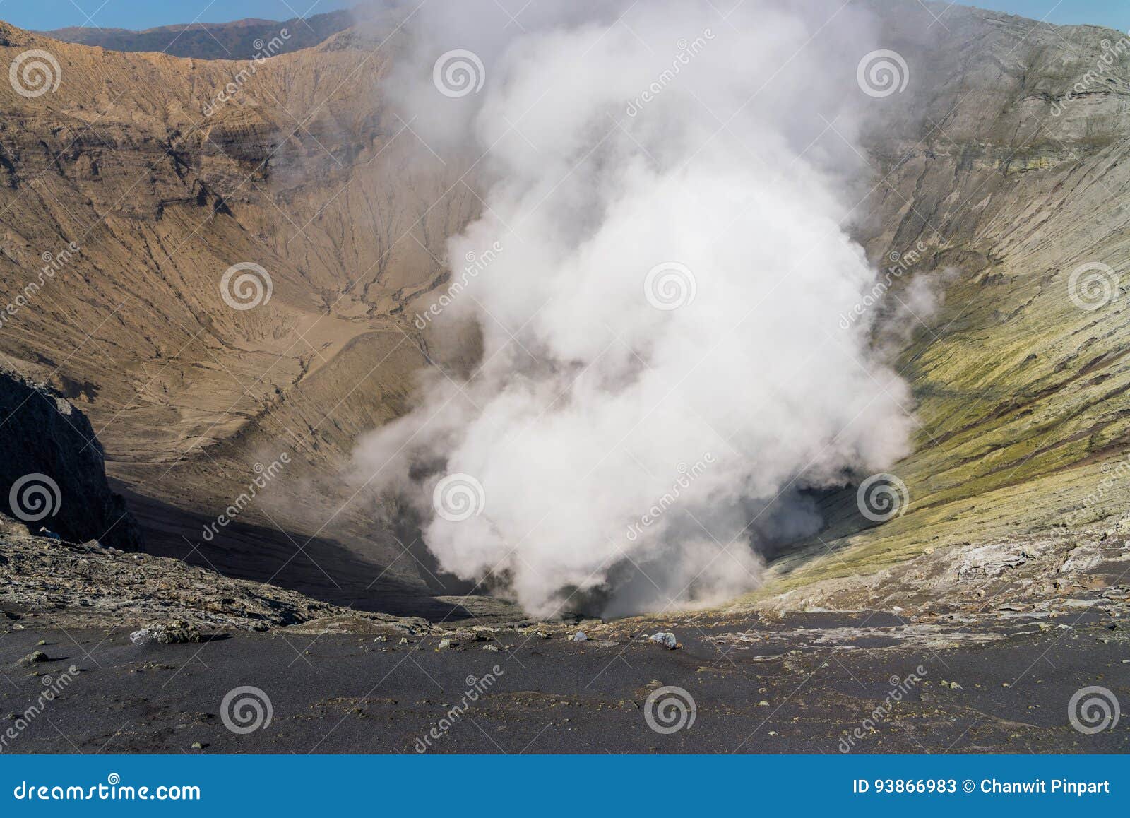 Cratere Del Vulcano Di Bromo, East Java, Indonesia Immagine Stock ...