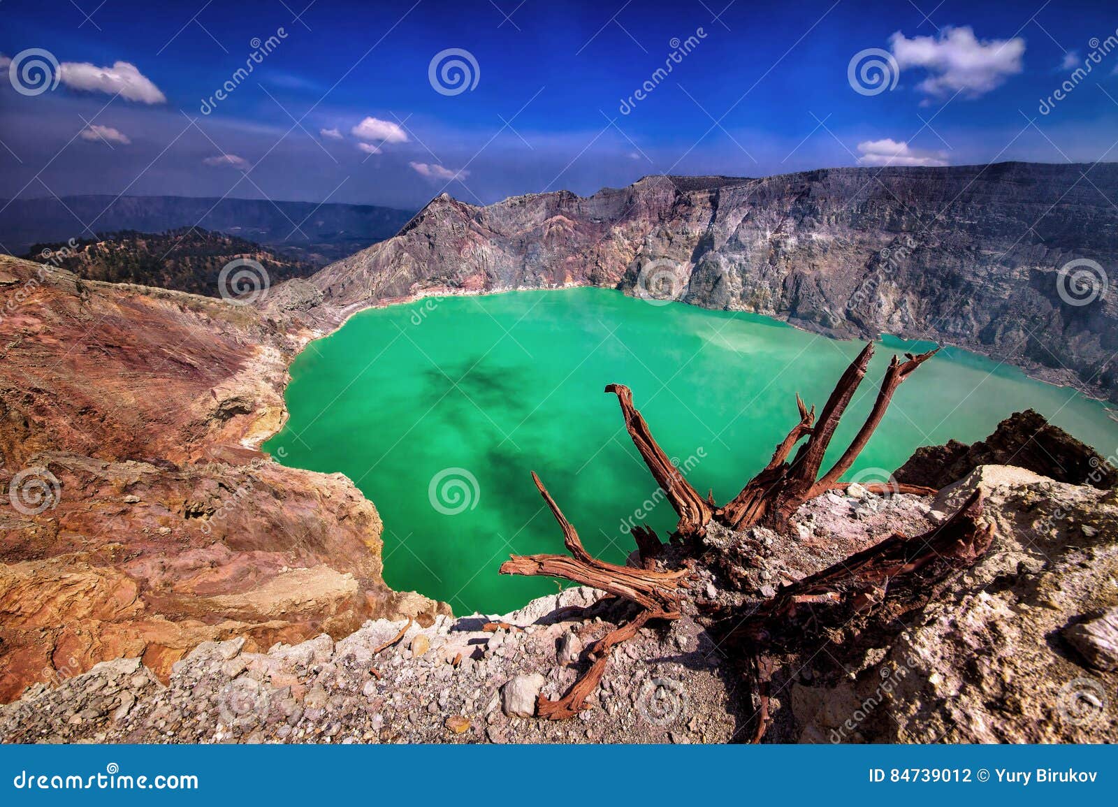 Cratere Del Vulcano Di Ijen Sull'isola Di Java Fotografia Stock ...