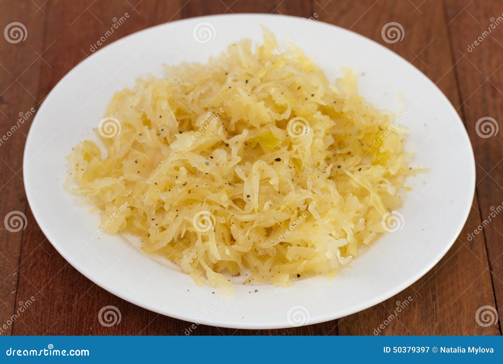 Crauti sul piatto bianco immagine stock. Immagine di fresco - 50379397