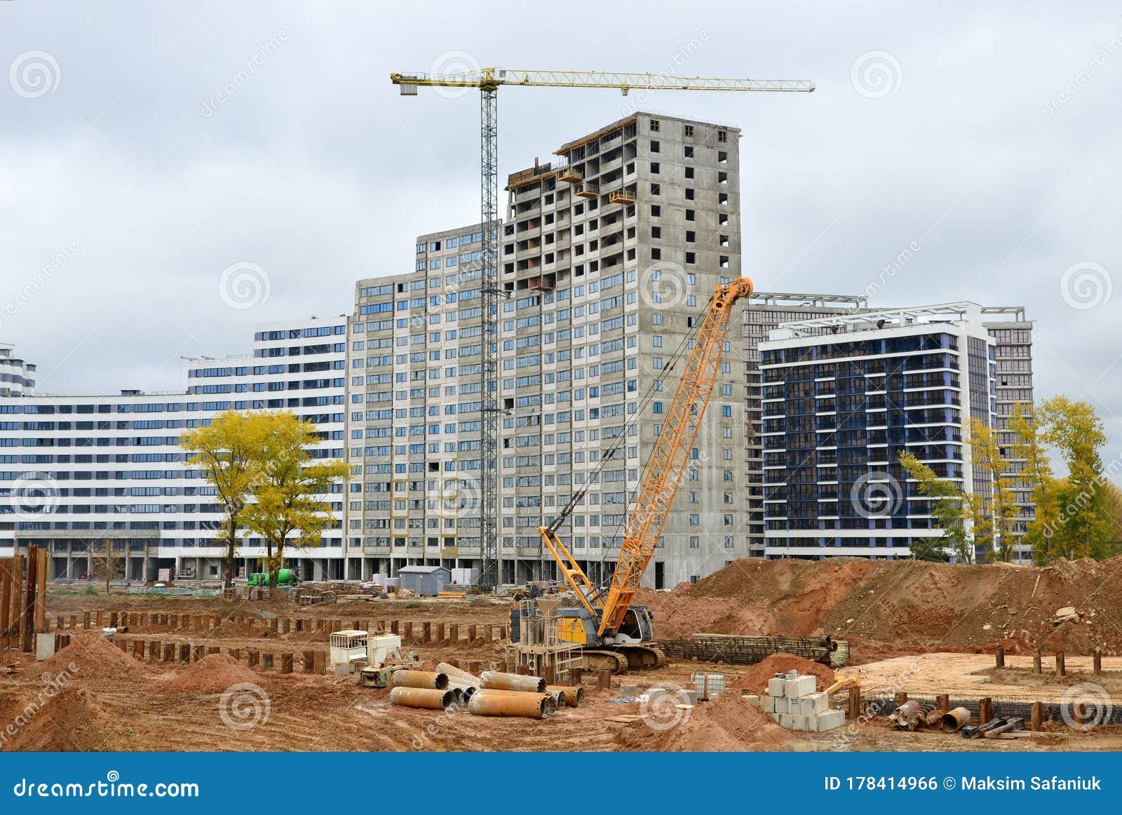 Crawler Crane at the Construction Site. Digging a Pit for the Building ...
