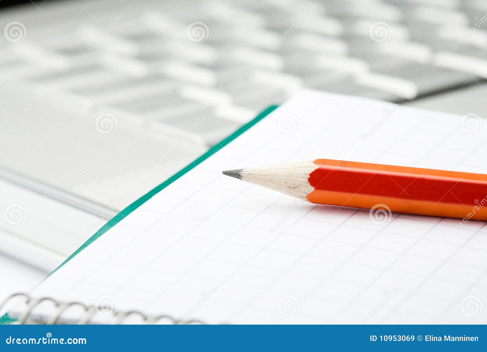 Crayon, Bloc-notes Et Ordinateur Portatif. Image stock - Image du ...