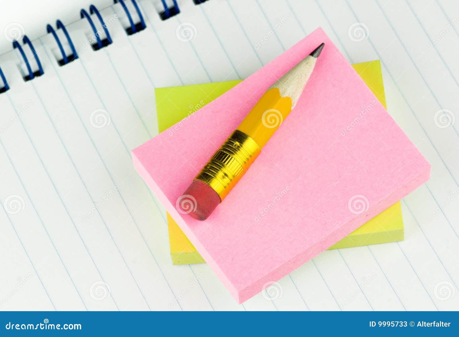 Crayon court sur des notes image stock. Image du prochainement - 9995733