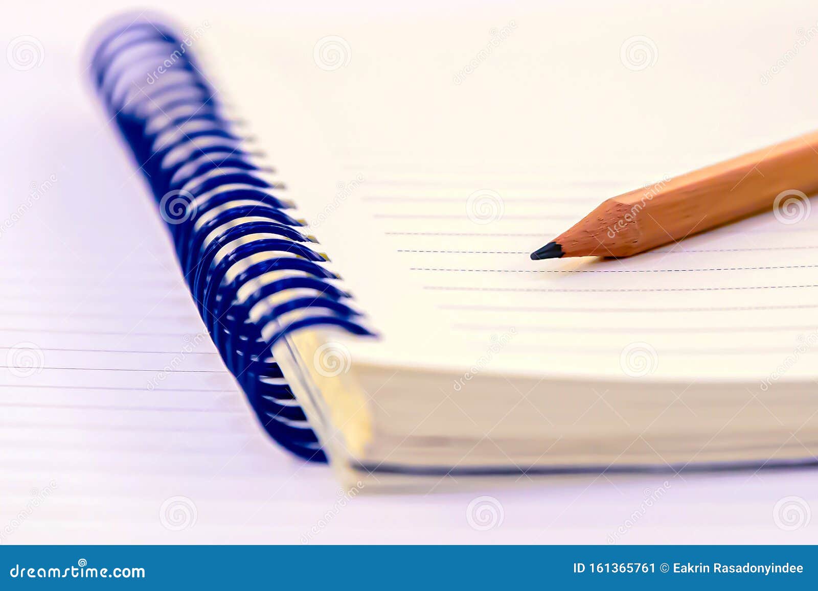 Crayon et bloc-notes image stock. Image du analytique - 161365761