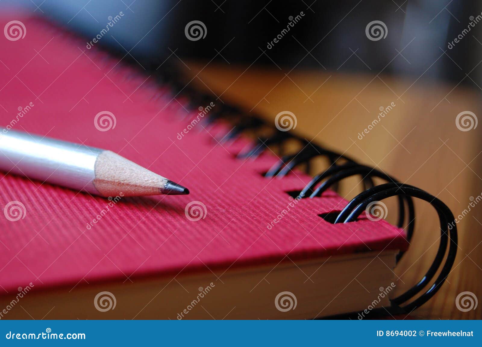 Crayon sur le cahier rouge photo stock. Image du affilé - 8694002
