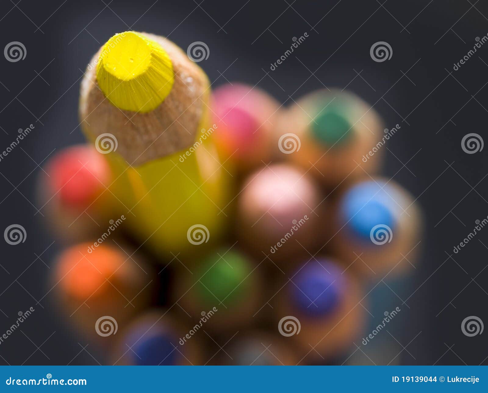 Crayons jaunes photo stock. Image du crayon, fond, retrait - 19139044