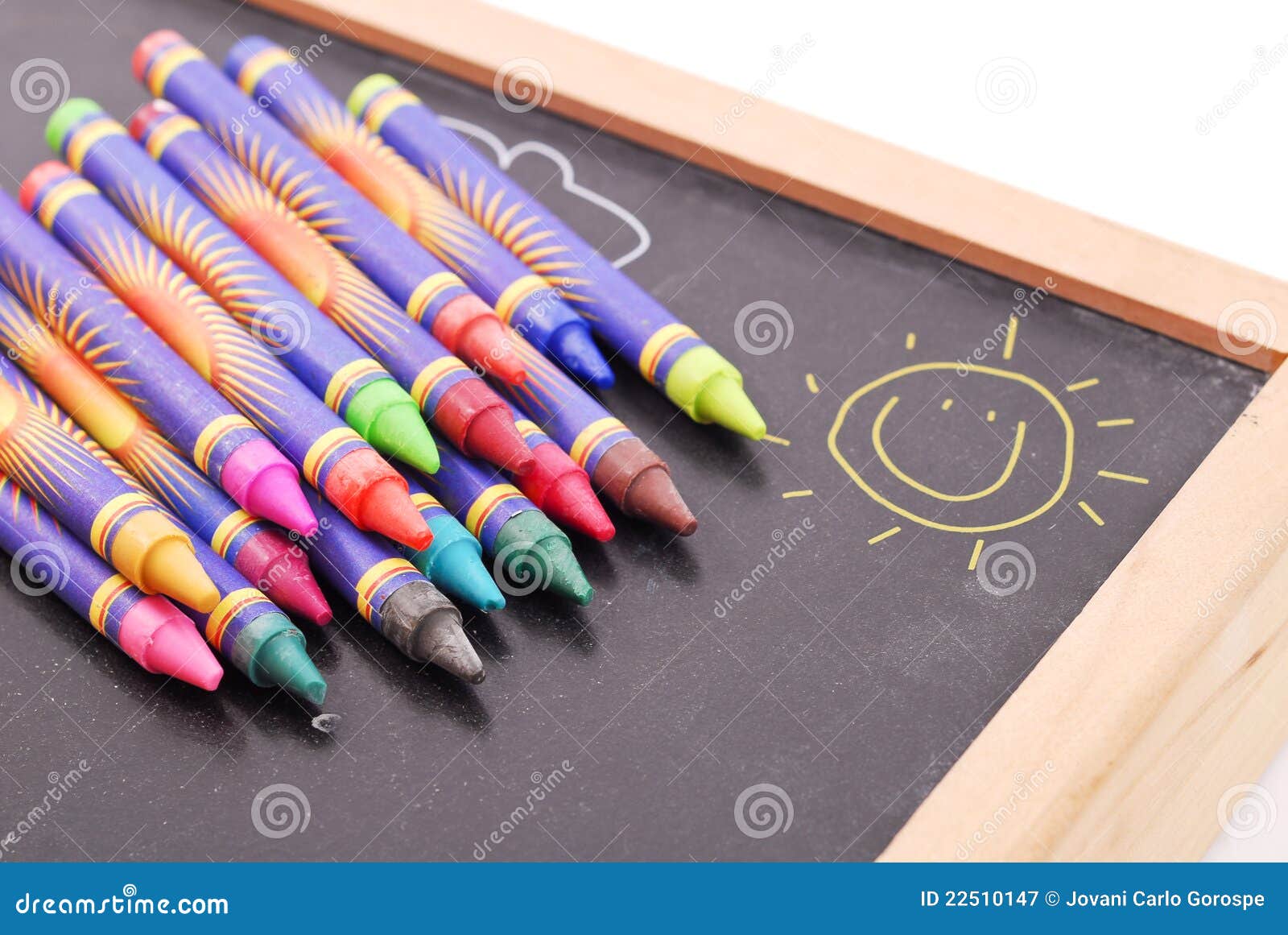 Crayons sur le tableau image stock. Image du élémentaire - 22510147