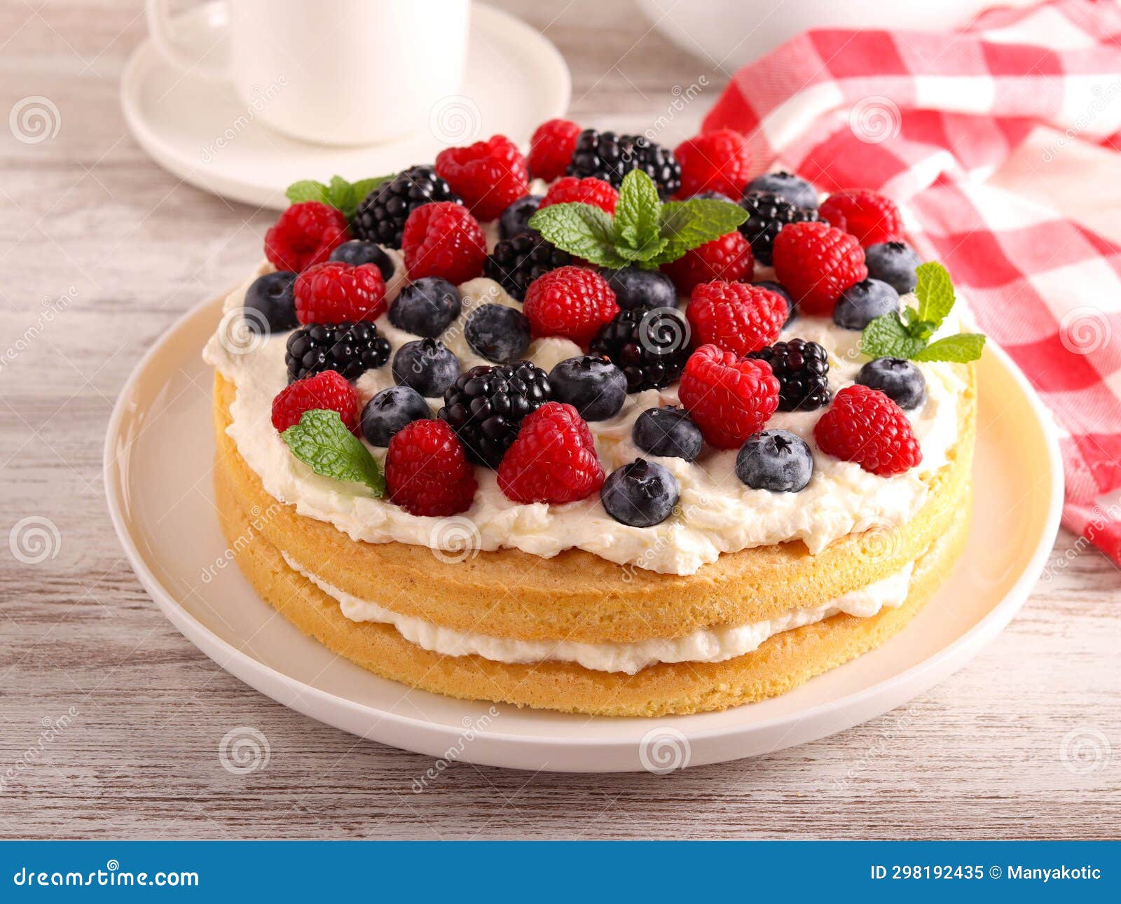 Cream and Mixed Berry Sandwich Cake Stock Image - Image of torte ...