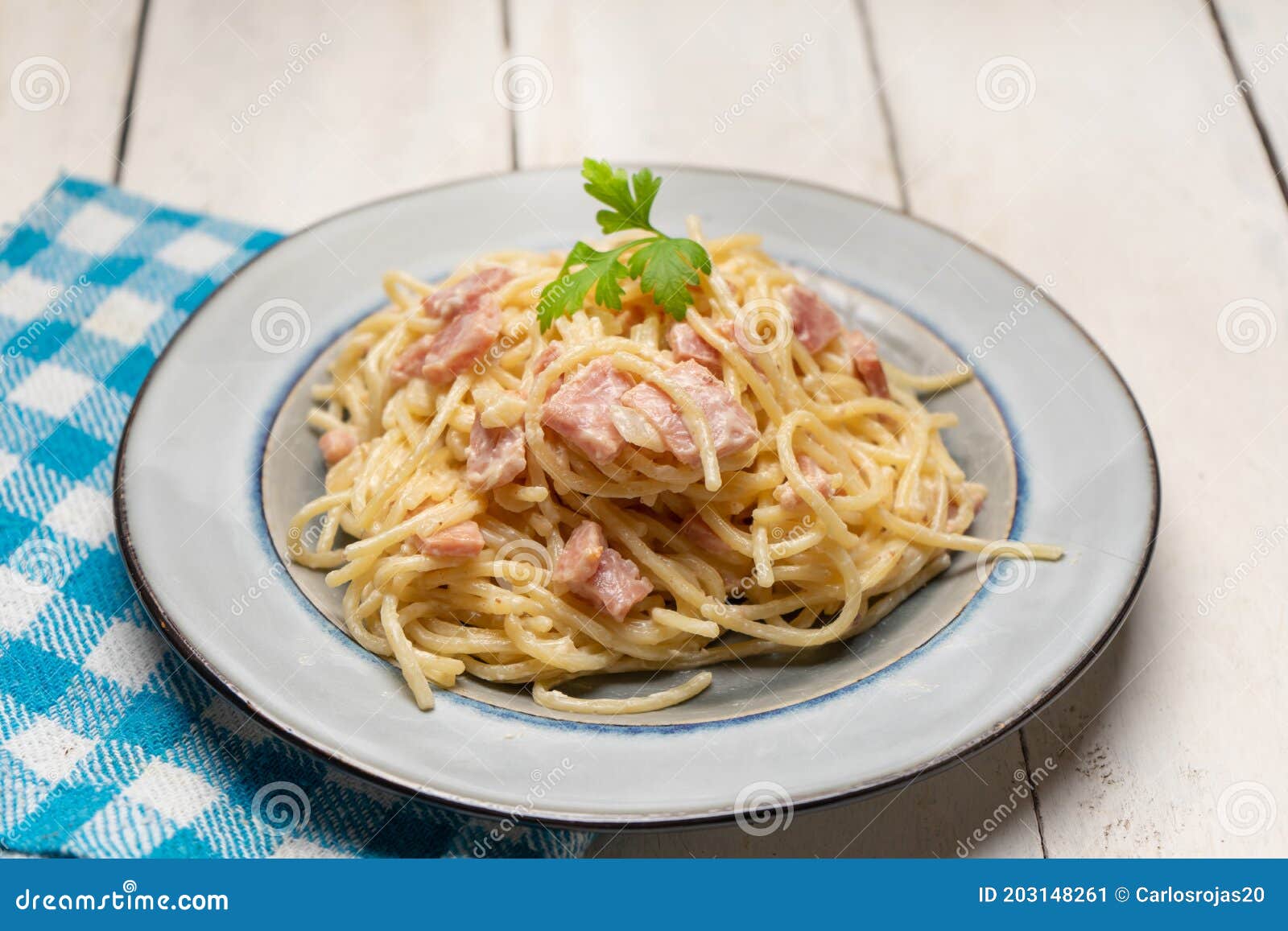 Creamy Spaghetti Pasta With Prawn Tempura And Salted Duck Egg Searved ...