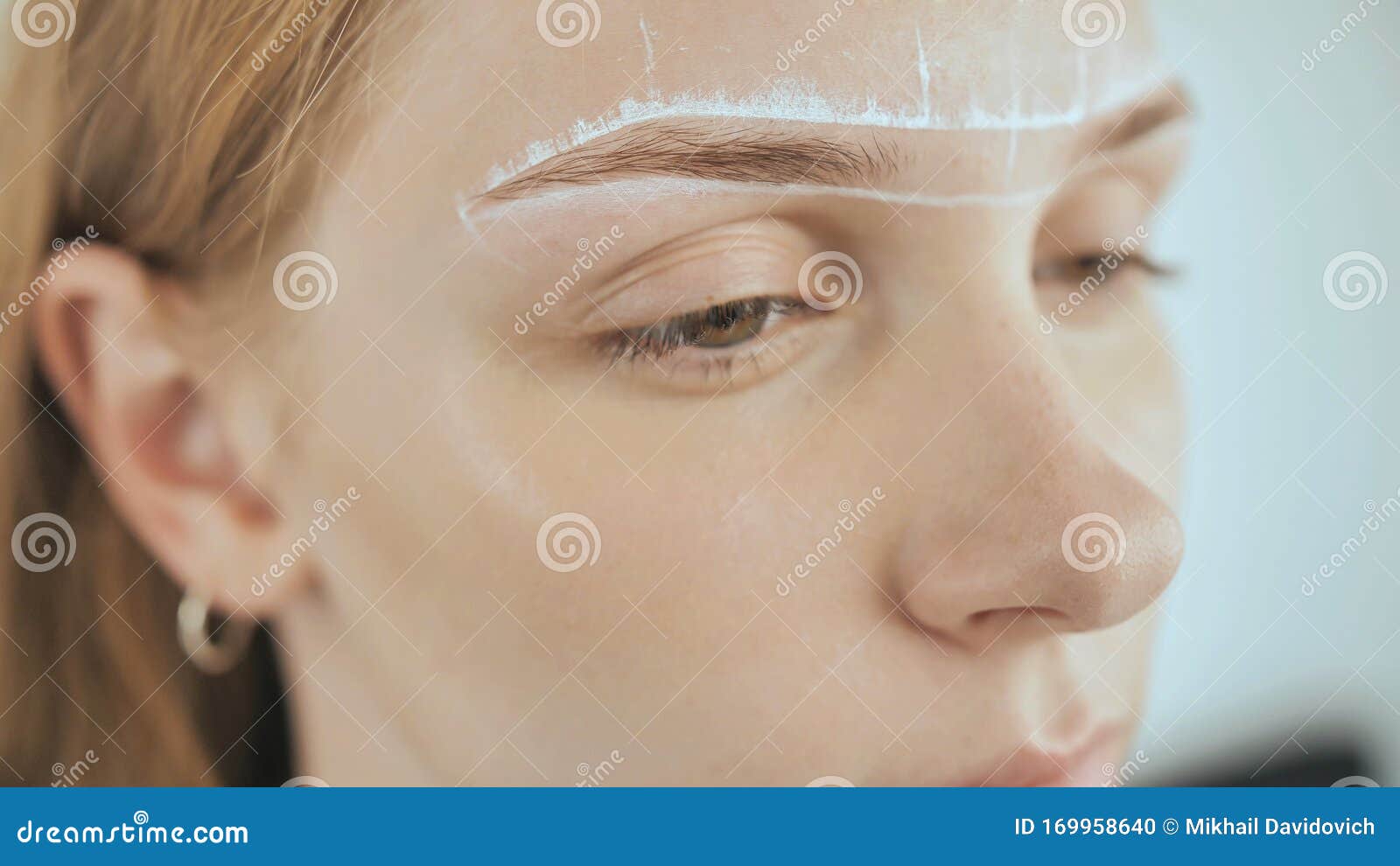 Create Permanent Eyebrow Makeup. Marking the Shape of the Eyebrows ...