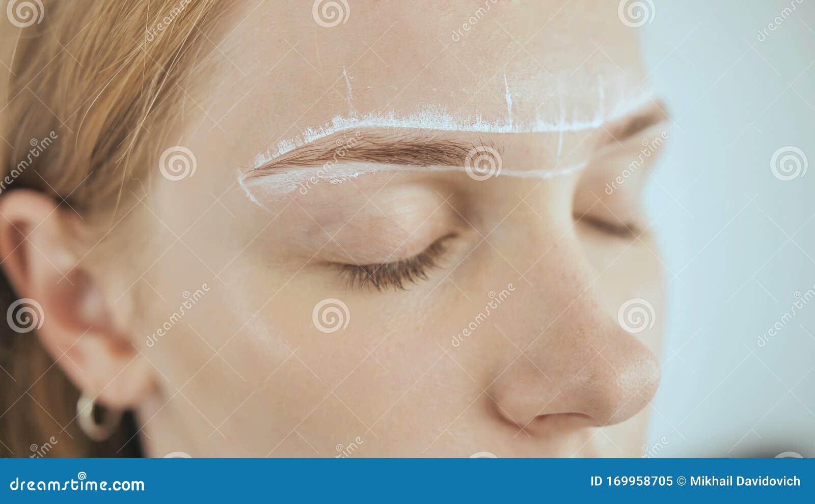 Create Permanent Eyebrow Makeup. Marking the Shape of the Eyebrows ...