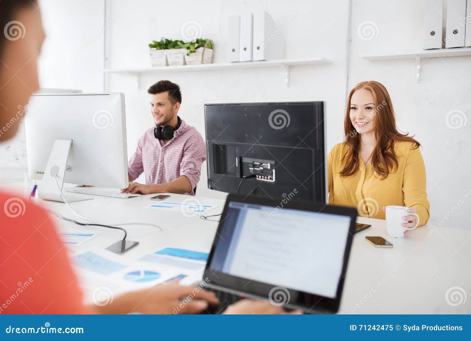 Creatief Team Met Computers Die Op Kantoor Werken Stock Afbeelding ...