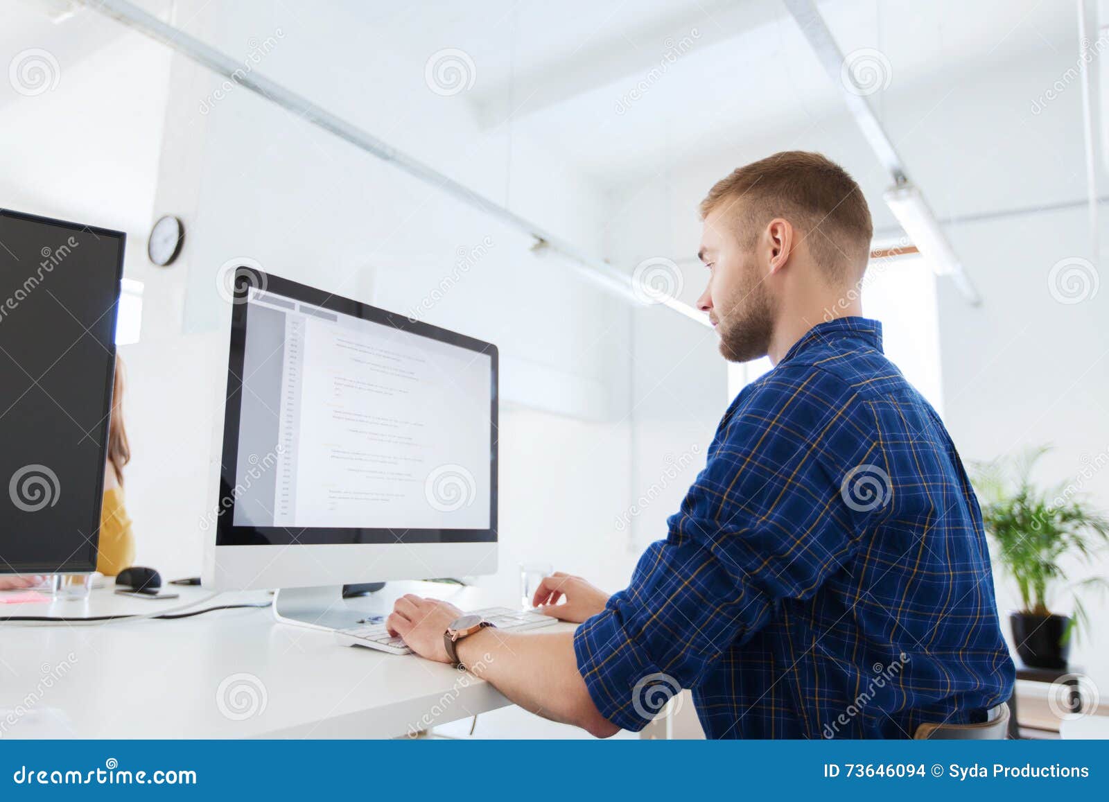 Creatieve Mens of Programmeur Met Computer Op Kantoor Stock Foto ...