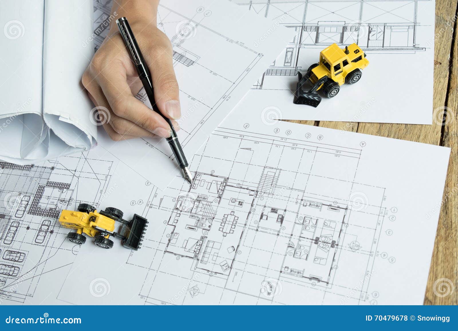 Creative Architect Projecting on the Big Drawings in the Dark Lo Stock ...