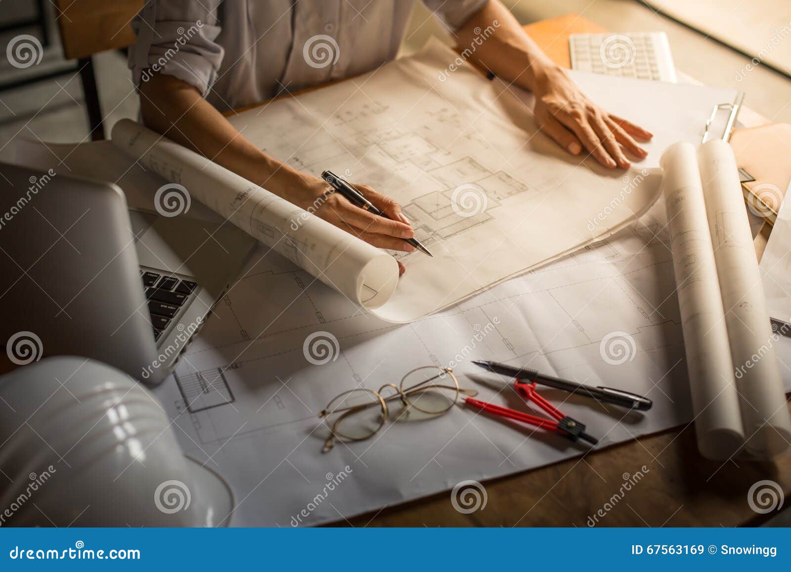 Creative Architect Projecting on the Big Drawings in the Dark Lo Stock ...