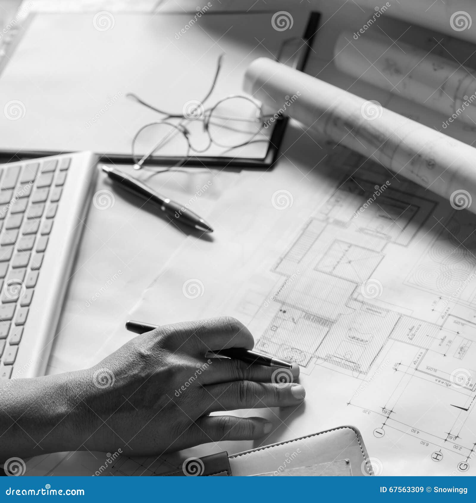 Creative Architect Projecting on the Big Drawings in the Dark Lo Stock ...