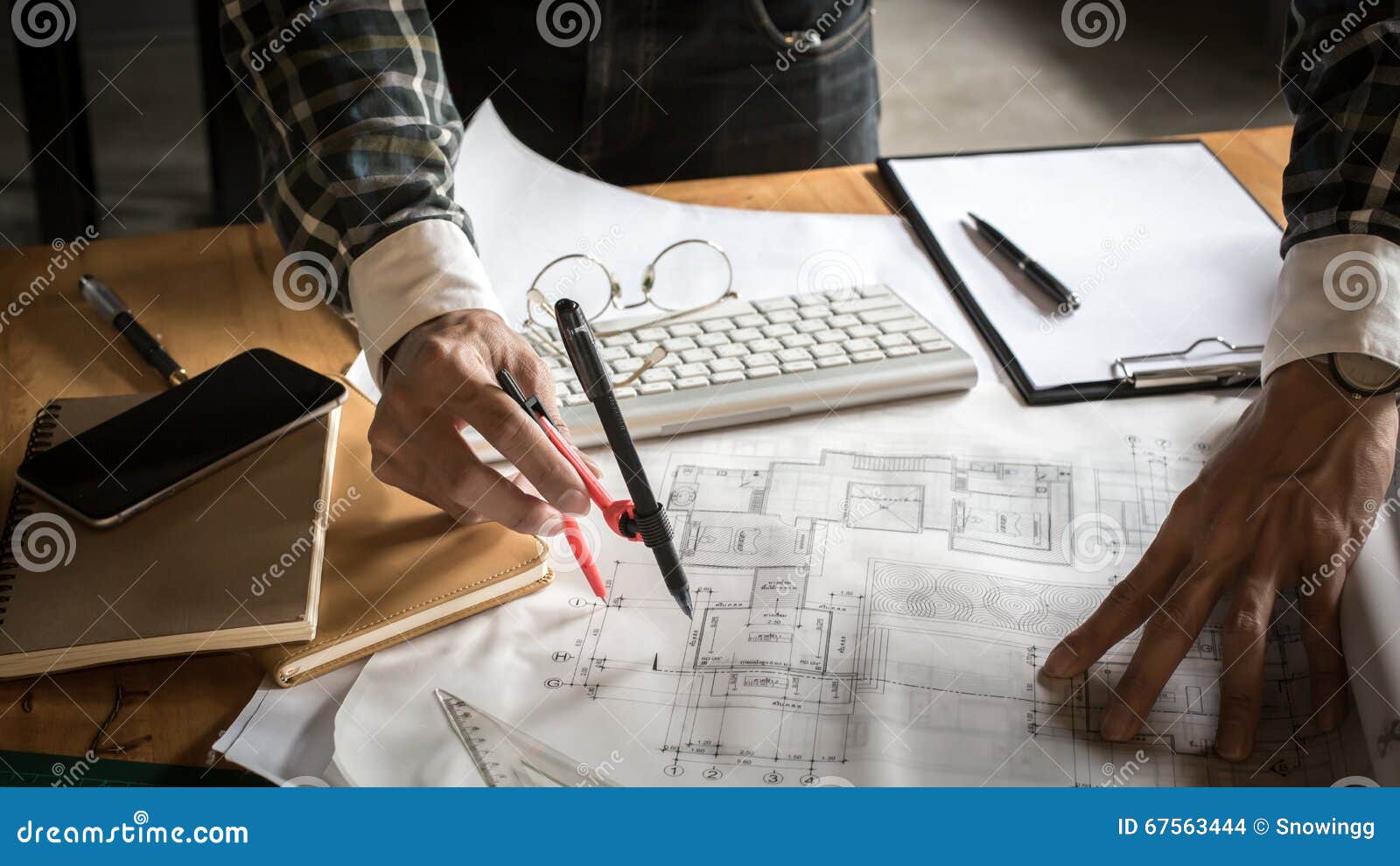 Creative Architect Projecting on the Big Drawings in the Dark Lo Stock ...