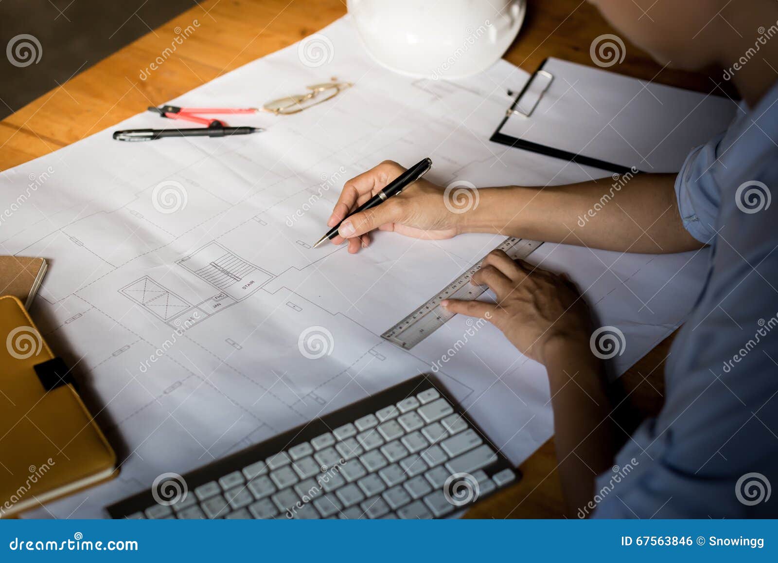 Creative Architect Projecting on the Big Drawings in the Dark Lo Stock ...