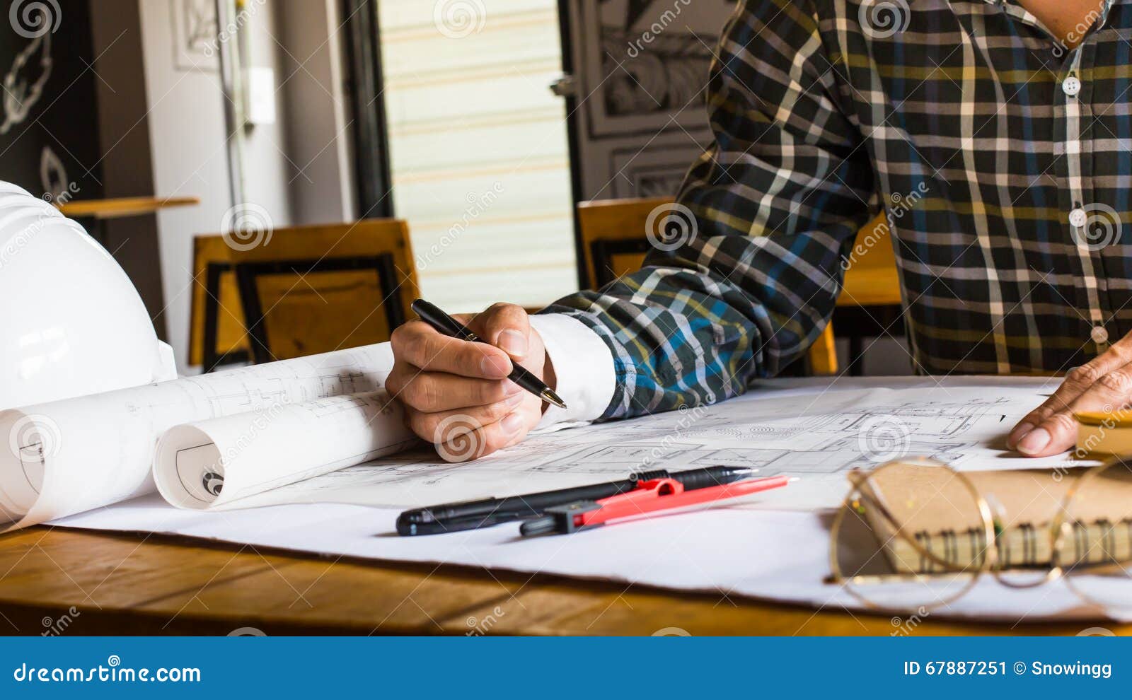 Creative Architect Projecting on the Big Drawings in the Dark Lo Stock ...