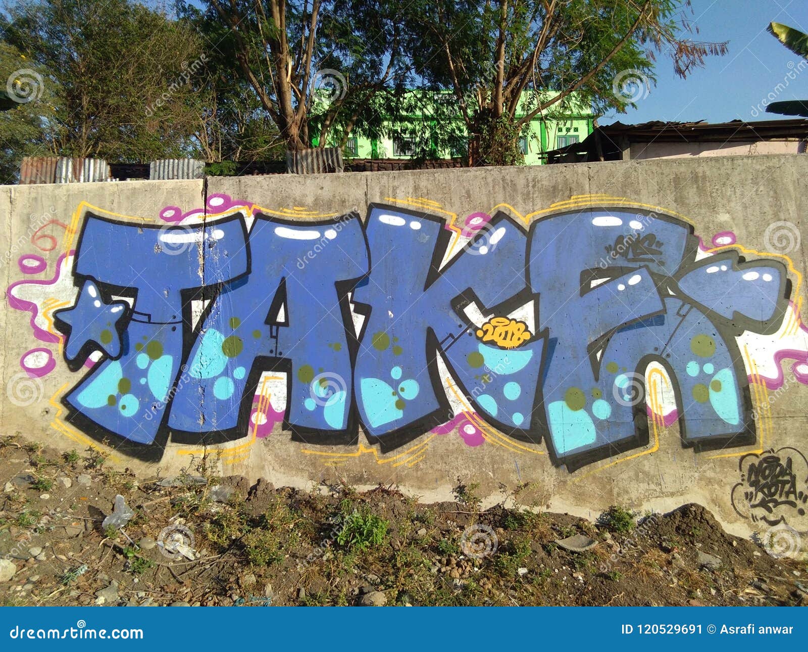 Creative Gravity on the Wall Editorial Photo - Image of mural, gravity ...