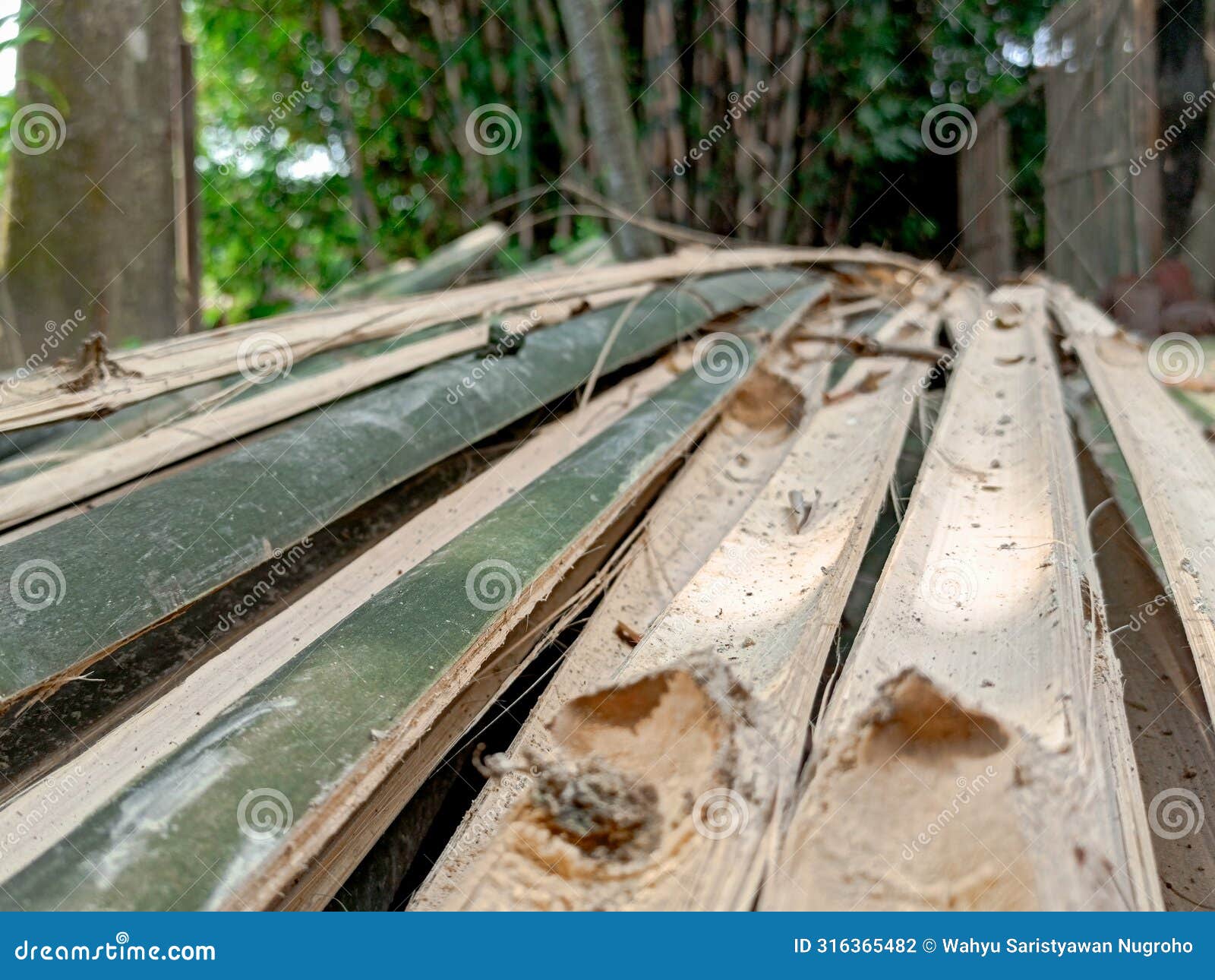 A Pile Of Bamboo That Has Been Split And Sliced ??for Craft Materials ...
