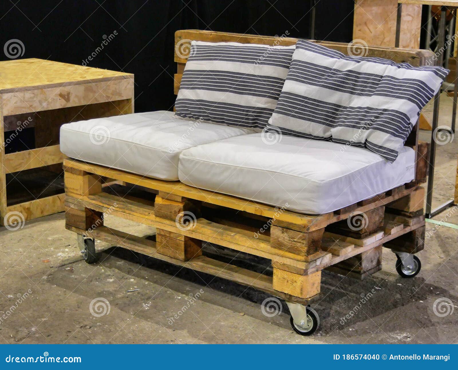 Creative Re-use of Storage and Delivery Woodden Pallets for Handcrafted ...