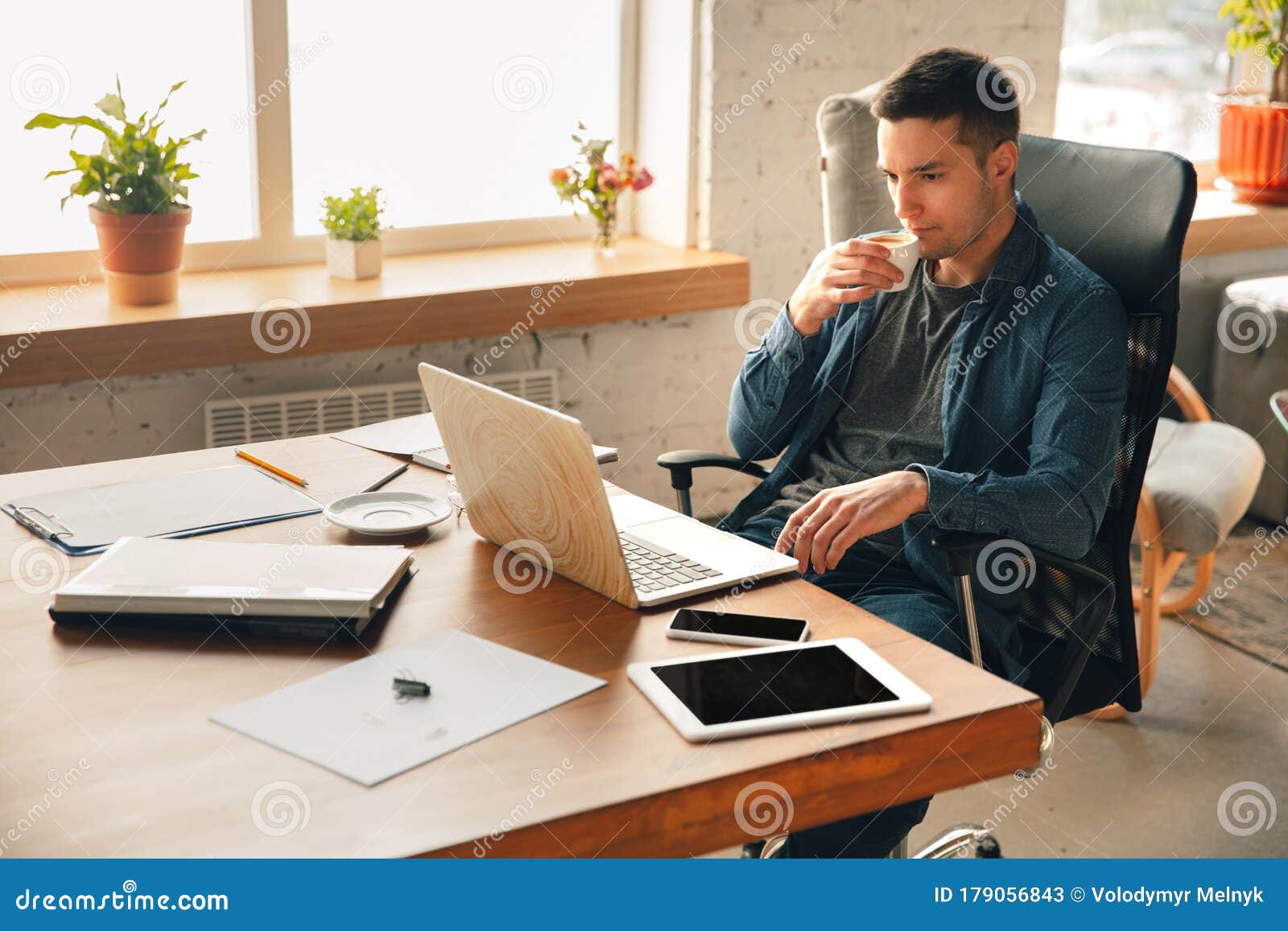 Creative Workplace - Organized Work Space As You Like for Inspiration ...