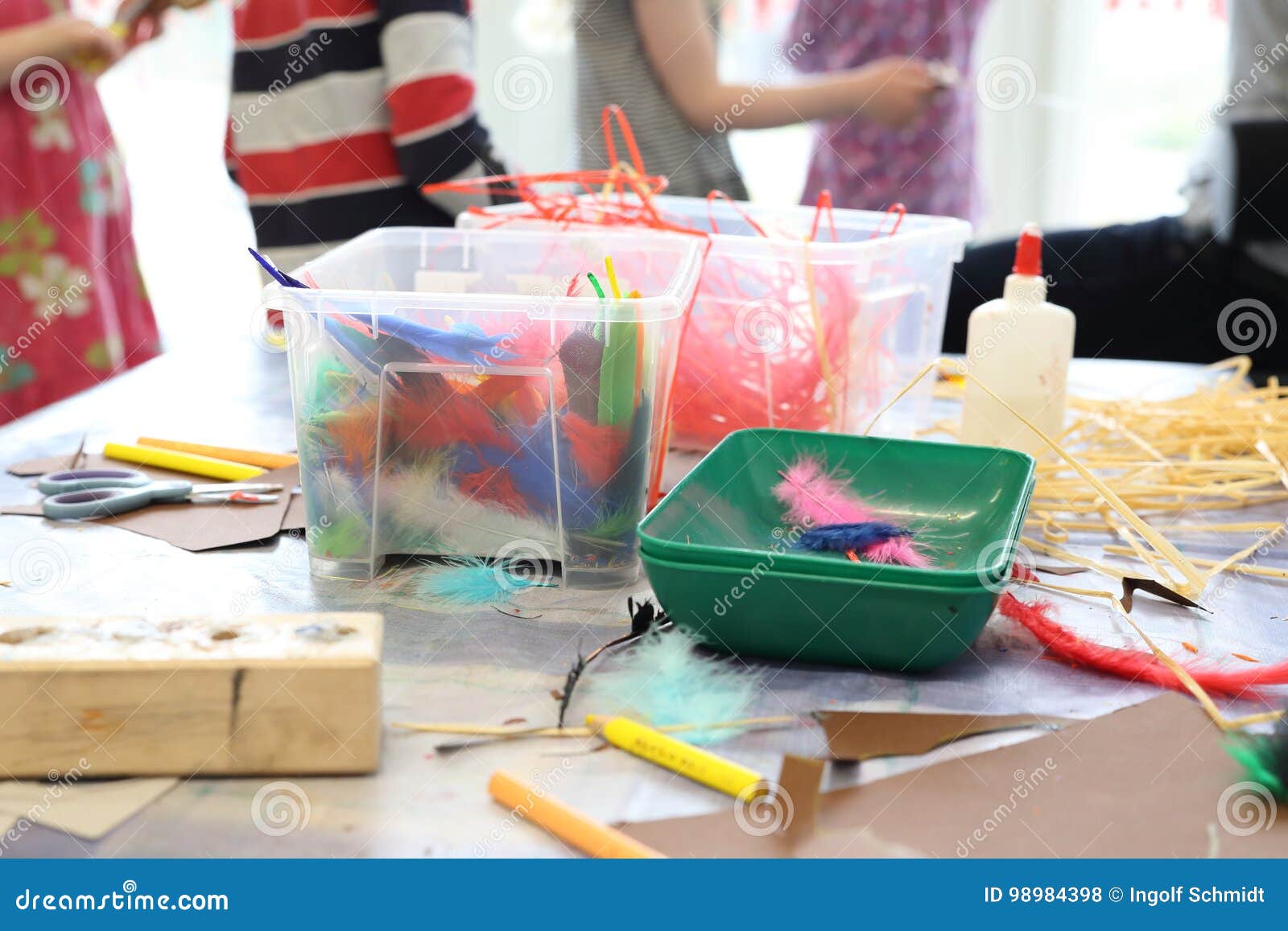 Creatividad preescolar foto de archivo. Imagen de tinte - 98984398