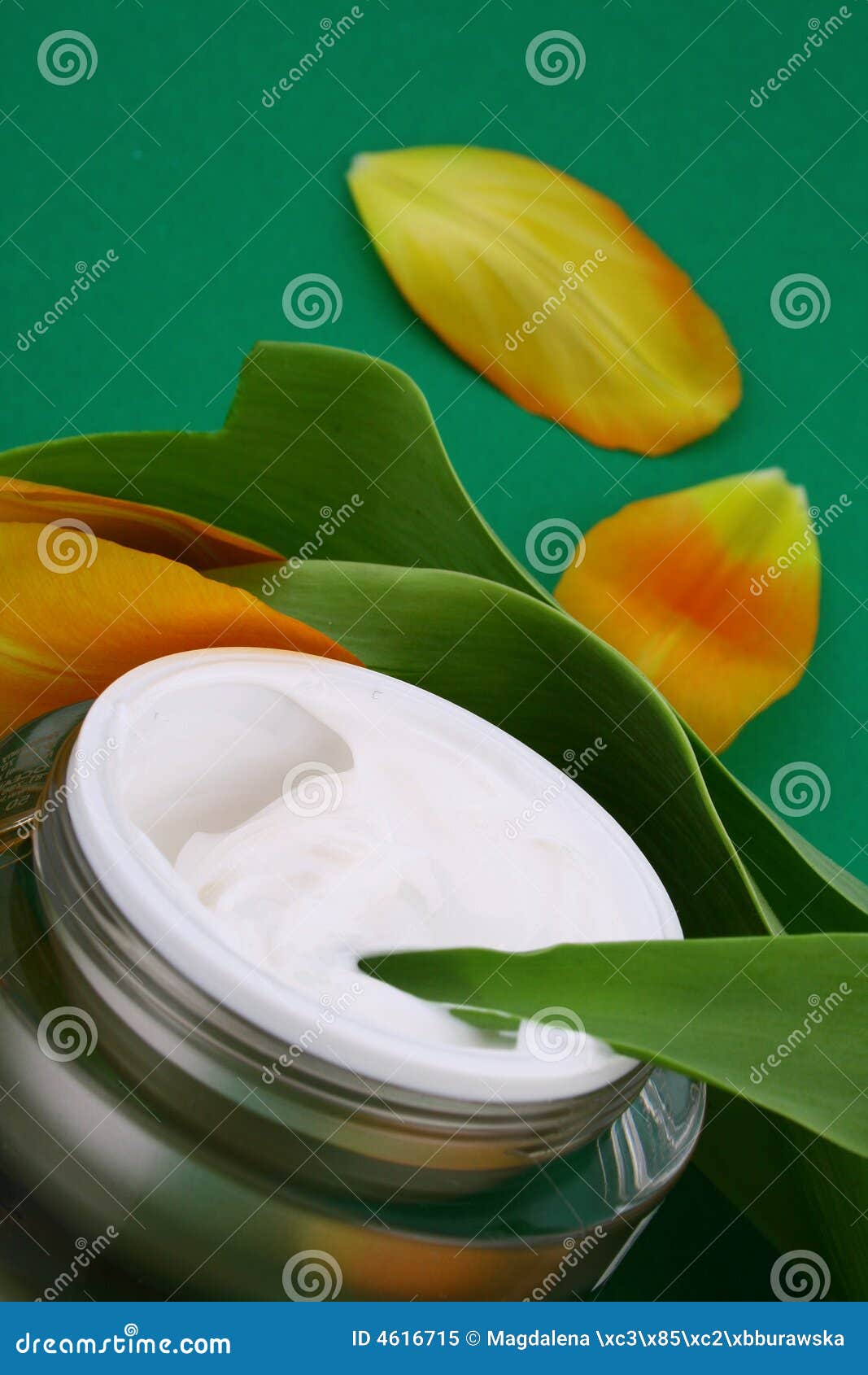 Crema cosmetica immagine stock. Immagine di fresco, occhio - 4616715