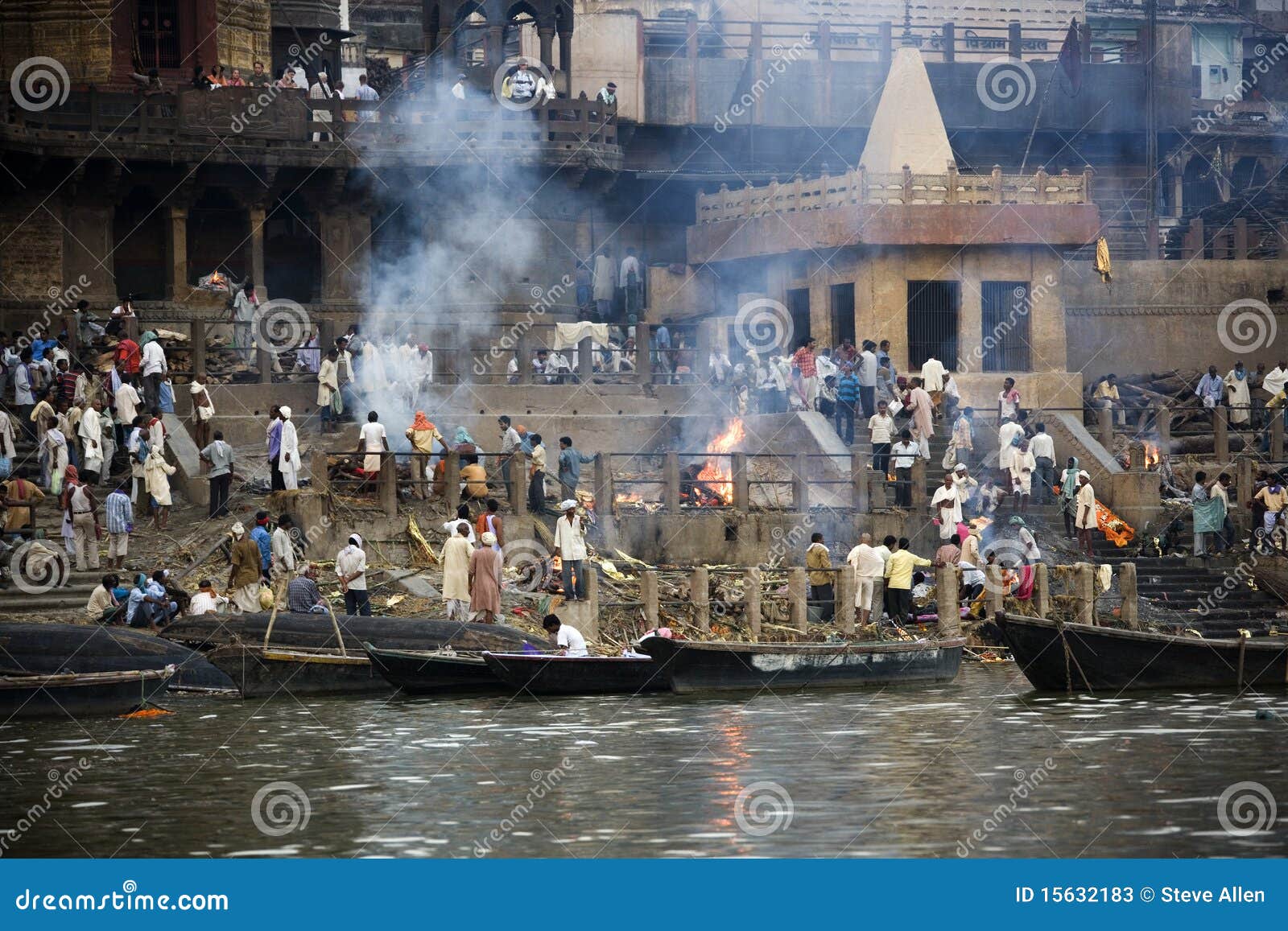 Crematie Ghats - Varanasi - India Redactionele Stock Foto - Image of ...
