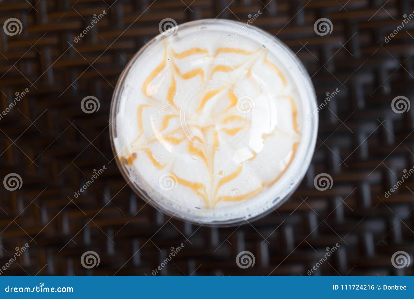 Creme E Xarope Na Bebida Fresca Foto de Stock - Imagem de doce, café ...