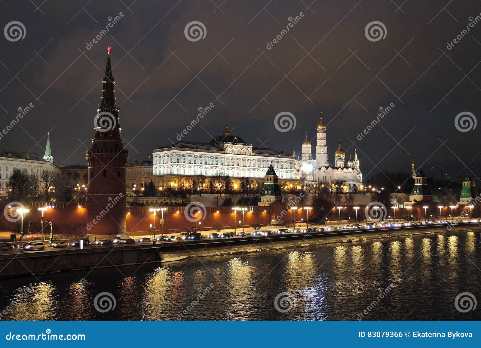 Cremlino Di Mosca Alla Notte Fotografia Stock - Immagine di nessuno ...
