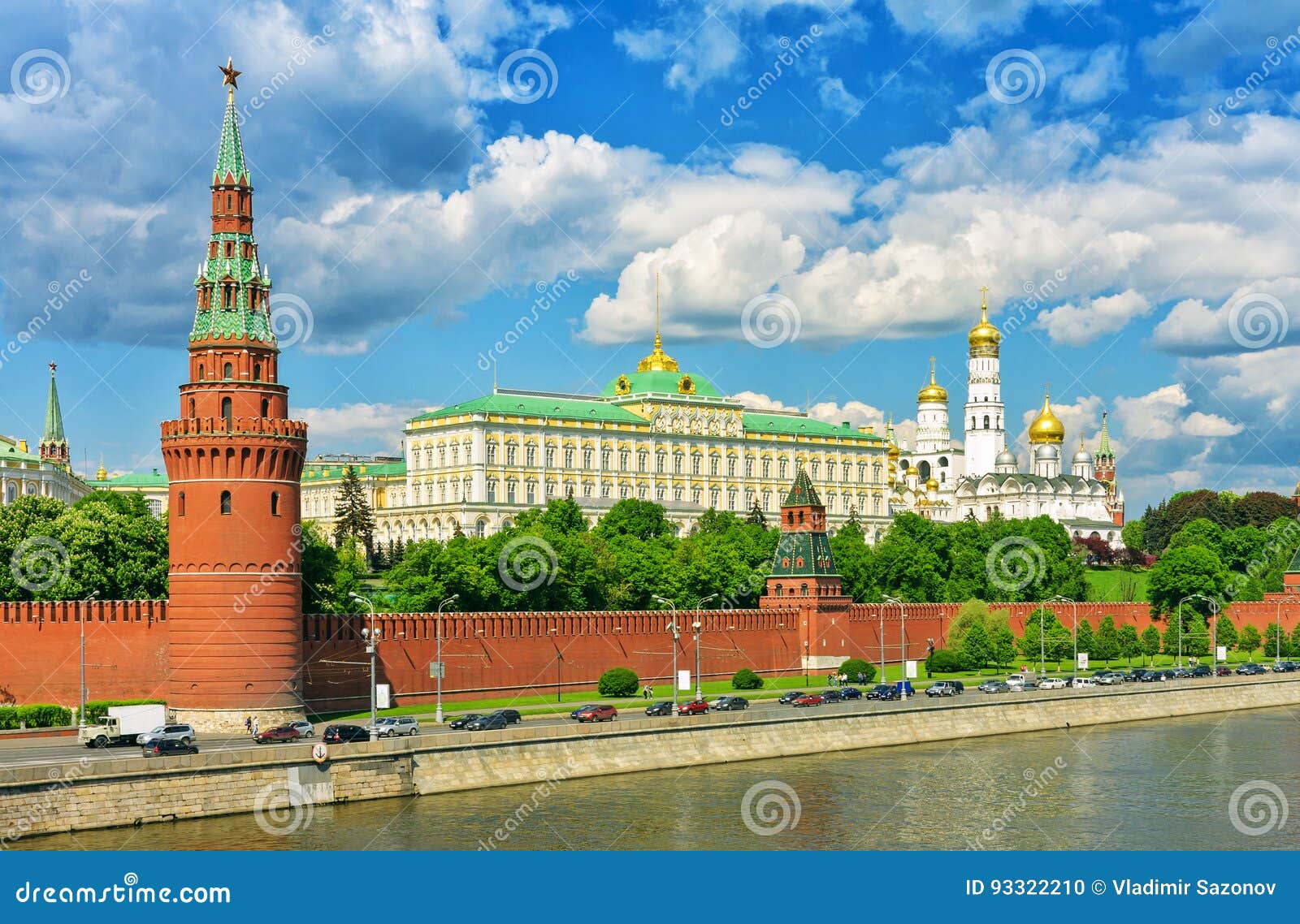 Cremlino Di Mosca E Fiume Di Mosca a Mosca, Russia Fotografia Stock ...