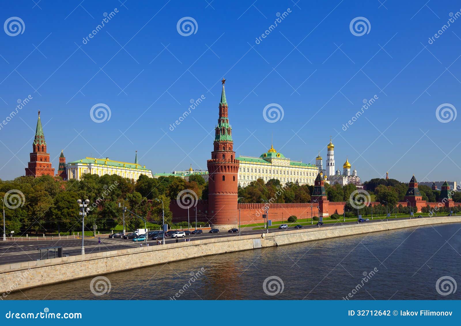 Cremlino Di Mosca E Fiume Di Moskva Fotografia Stock - Immagine di ...