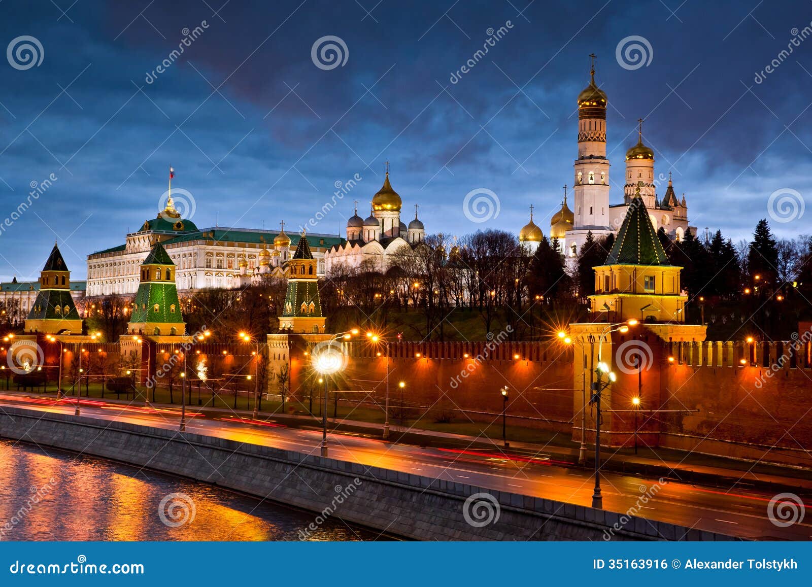 Cremlino Di Mosca Illuminato Alla Notte Fotografia Stock - Immagine di ...