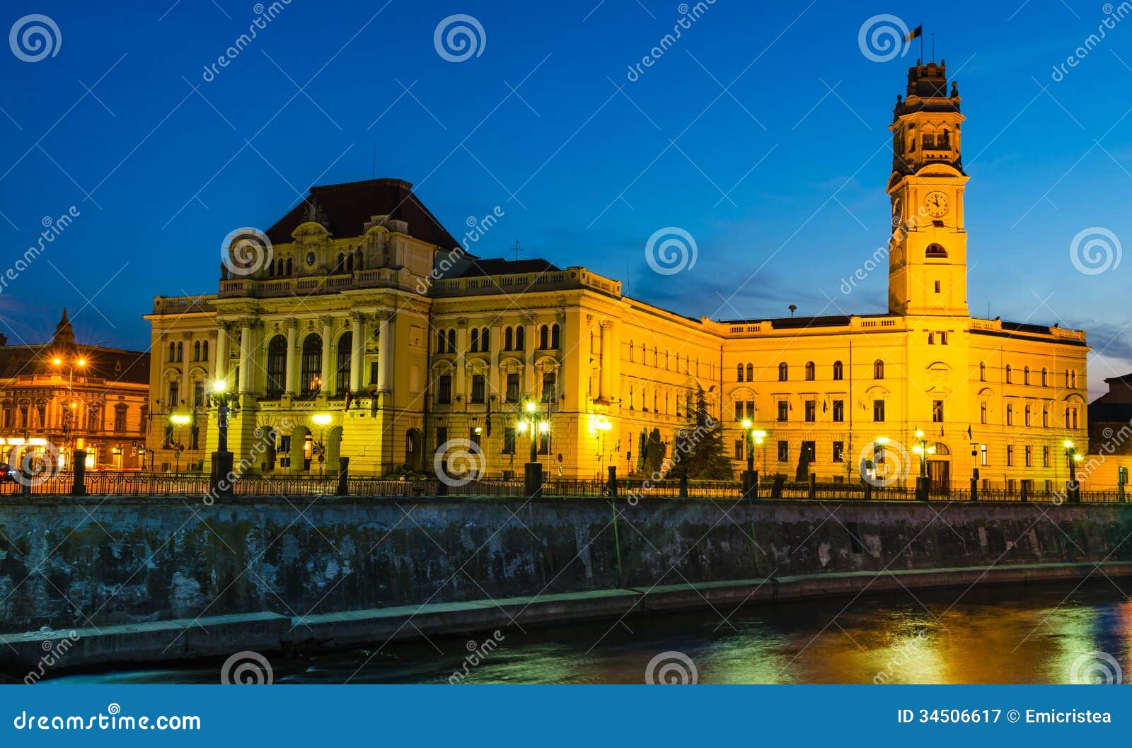 Crepúsculo De Oradea, Rumania Imagen de archivo - Imagen de ...