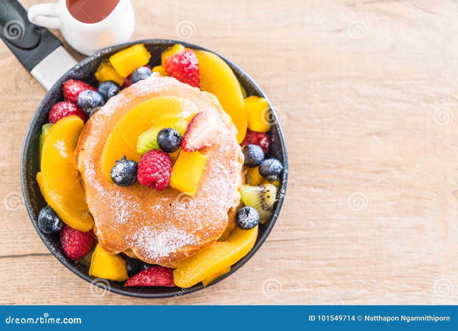 Crepe Con Las Frutas De La Mezcla Foto de archivo - Imagen de primer ...