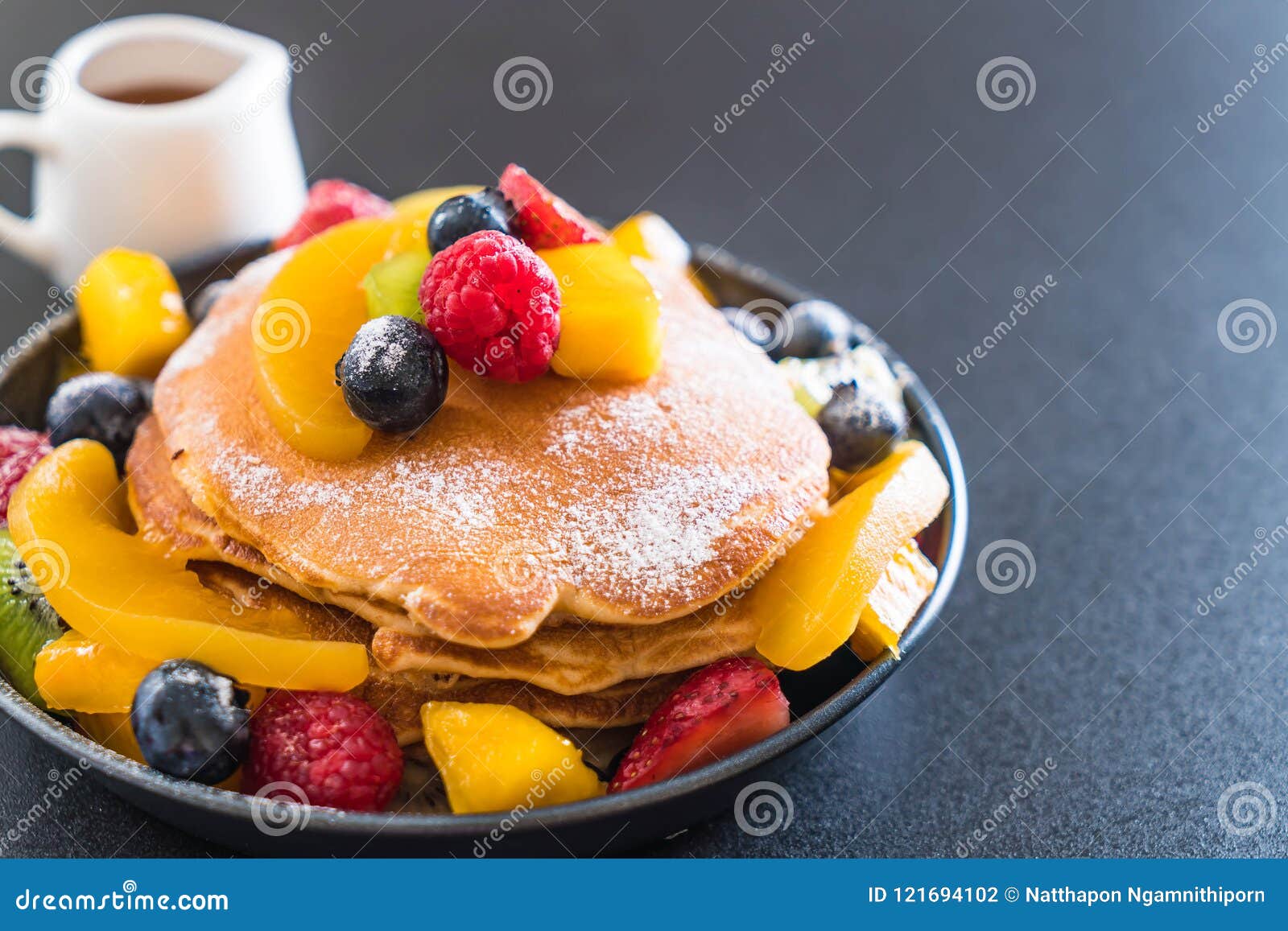 Crepe Con Las Frutas De La Mezcla Foto de archivo - Imagen de delicioso ...