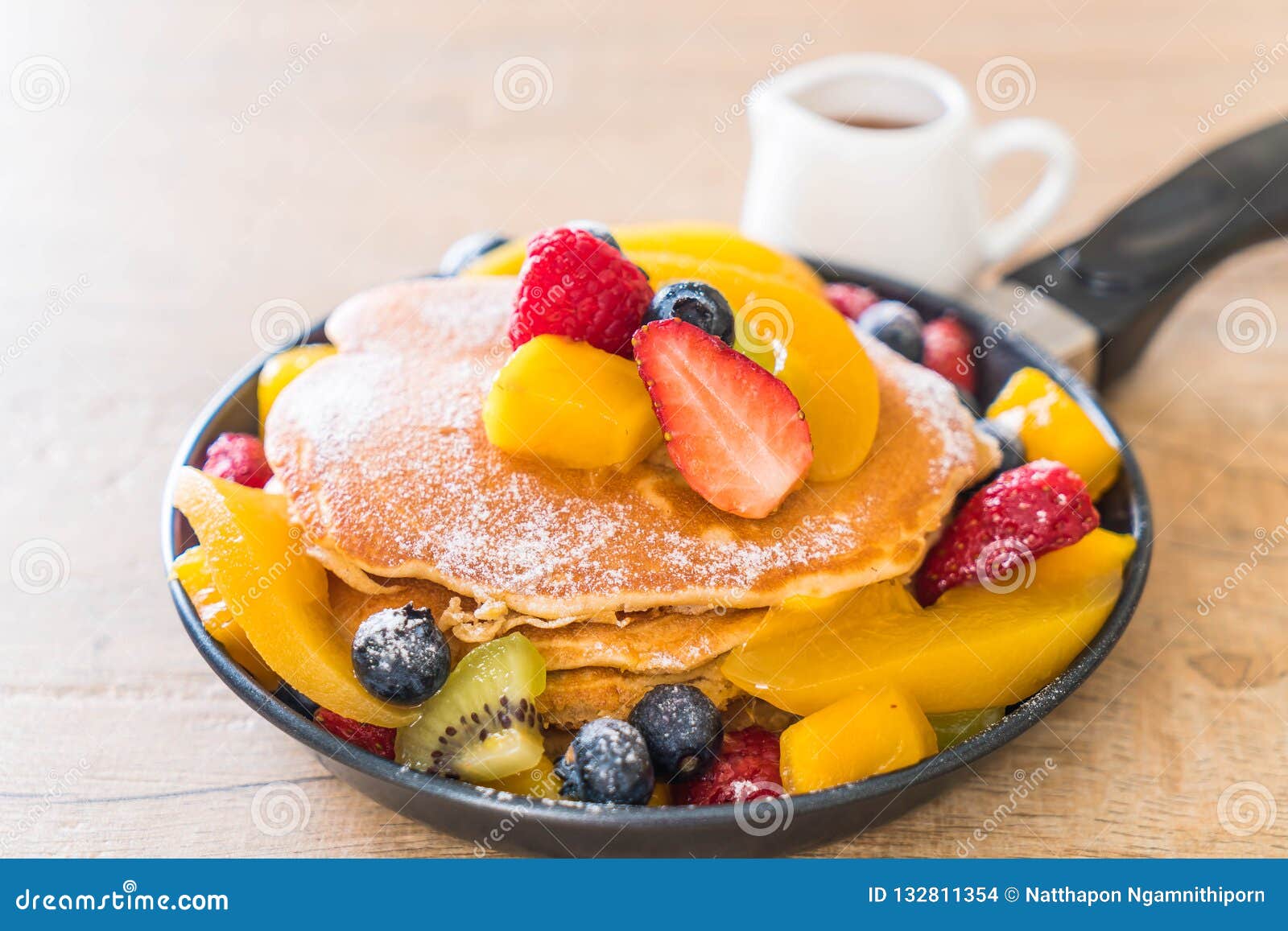 Crepe Con Las Frutas De La Mezcla Foto de archivo - Imagen de alimento ...