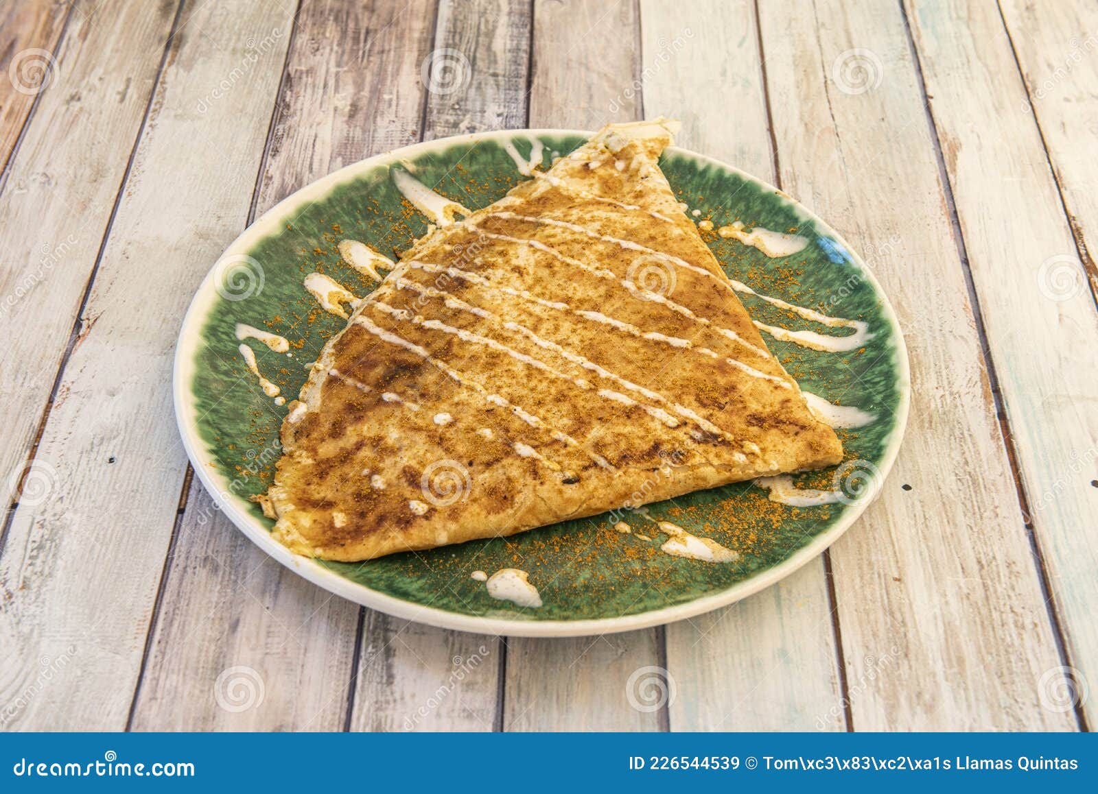 Crepe Francesa Salada Salpicada De Curry Rojo Sobre Plato Verde Imagen ...