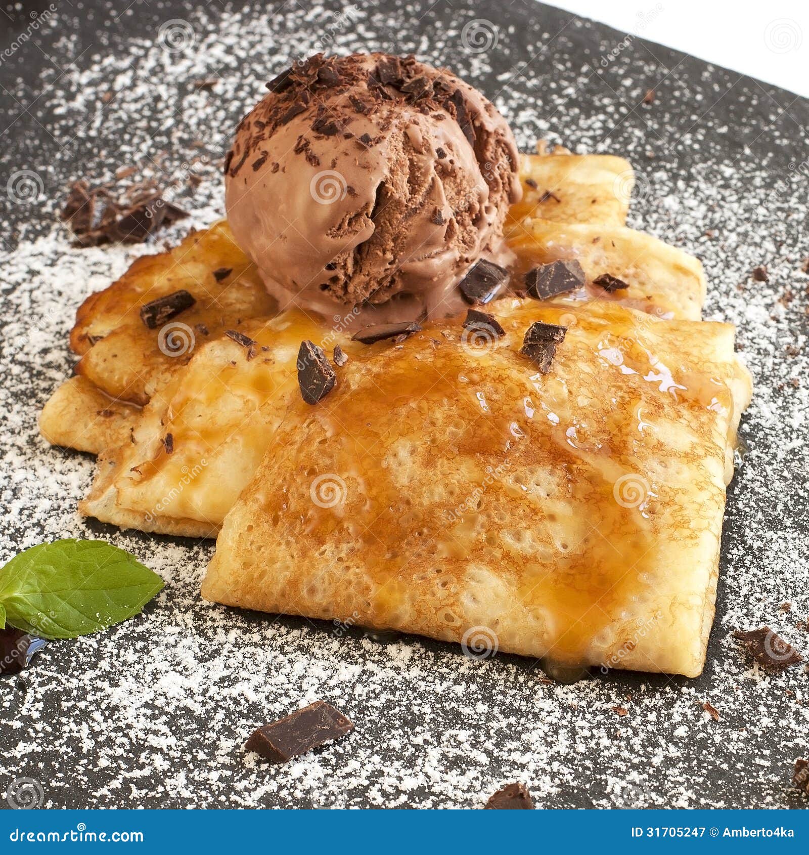 Crepes con helado imagen de archivo. Imagen de postre - 31705247