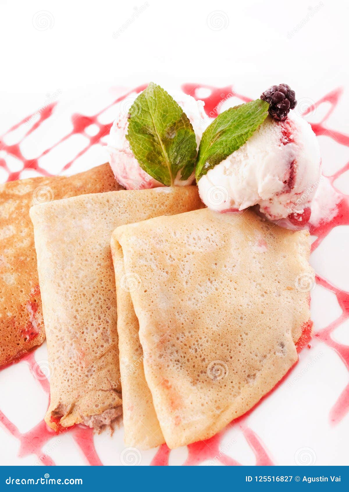 Crepes con helado de fresa imagen de archivo. Imagen de fresa - 125516827