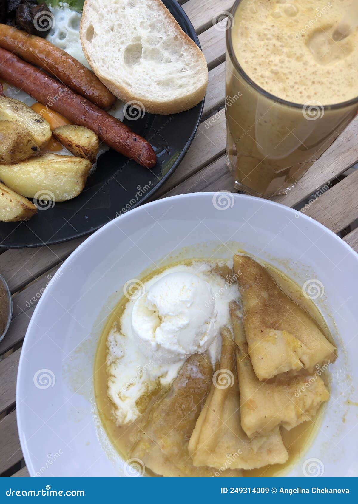 Crepes Con Helado De Vainilla Imagen de archivo - Imagen de delicioso ...