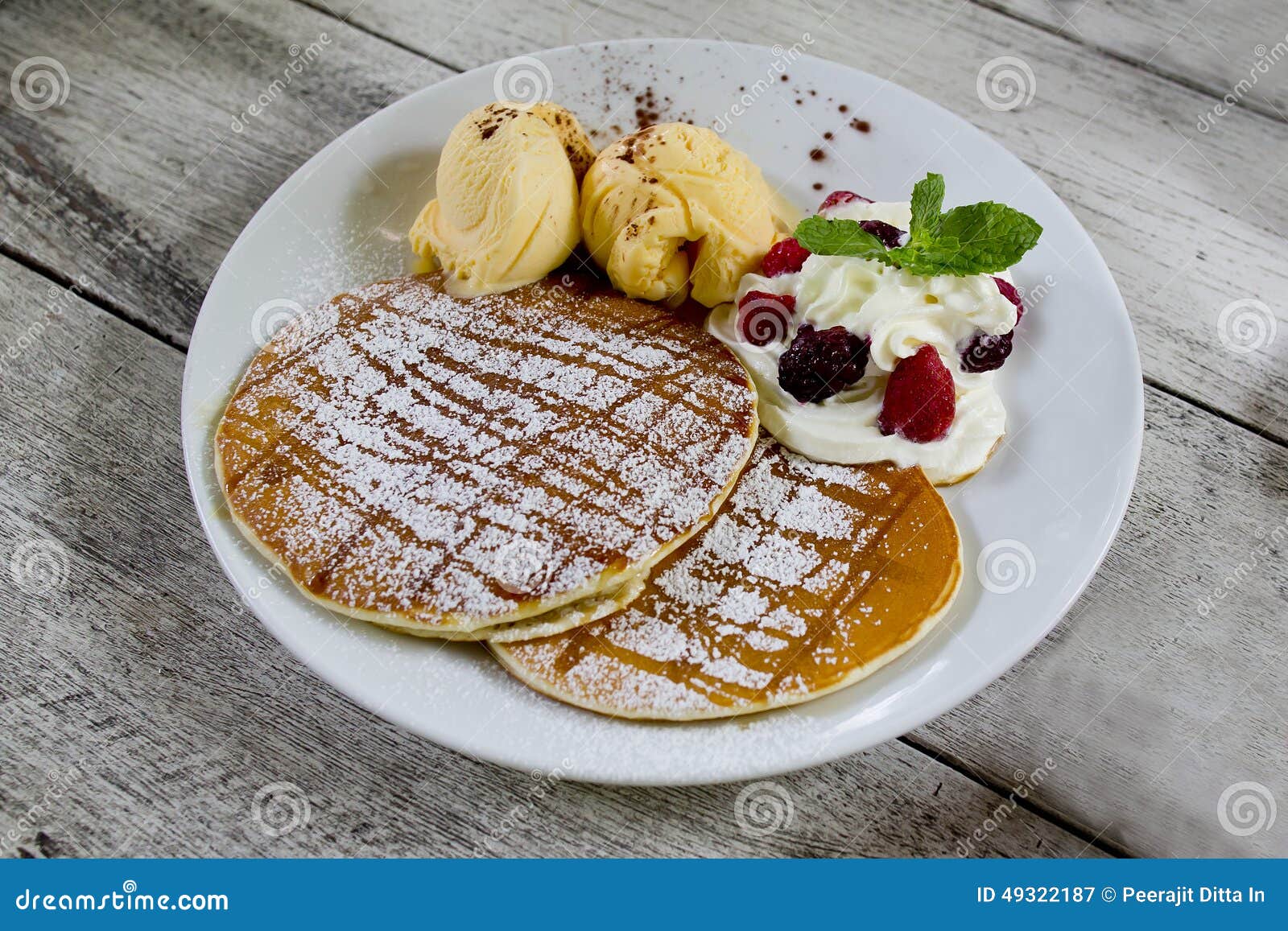 Crepes Con Helado Del Vanila, Nata Montada E Icezing Imagen de archivo ...